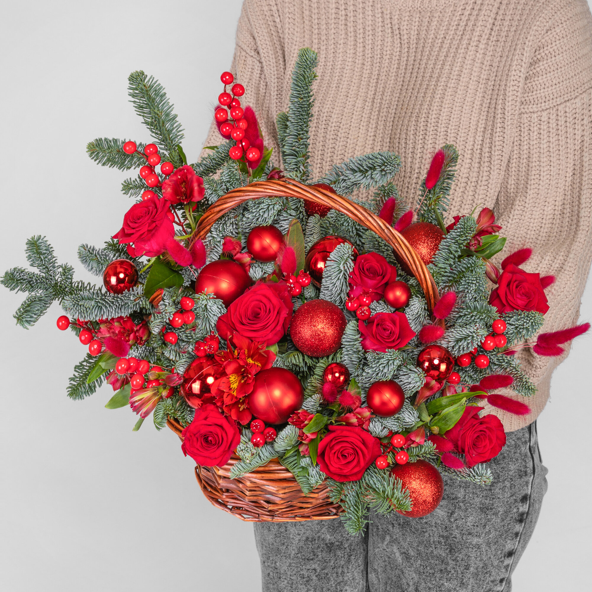Новогодний букет Мегацвет24"Яркий", нобилис с цветами и елочными украшениями в корзине