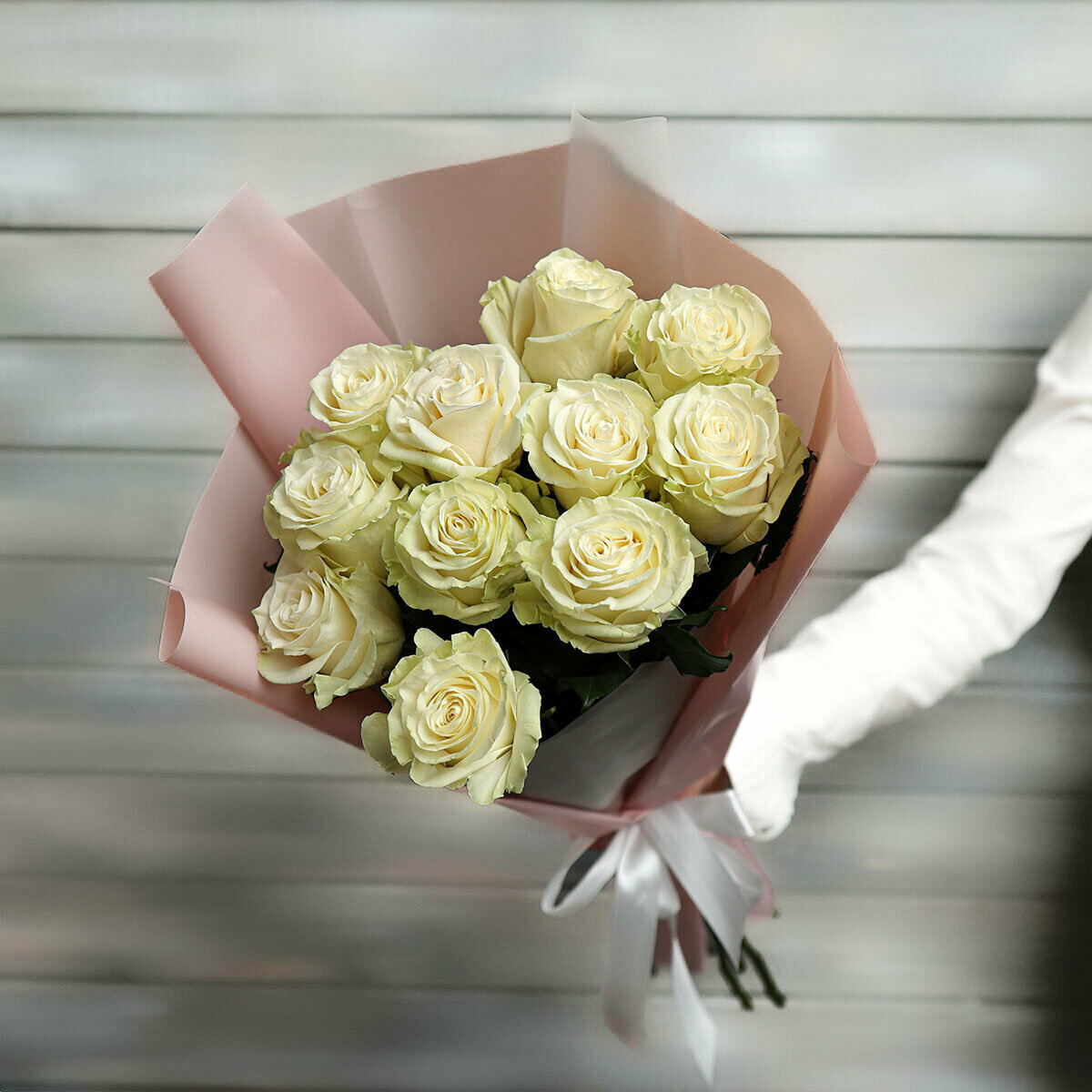 11 белых роз Эквадор, высота 50 см в упаковке от Букет Маркет