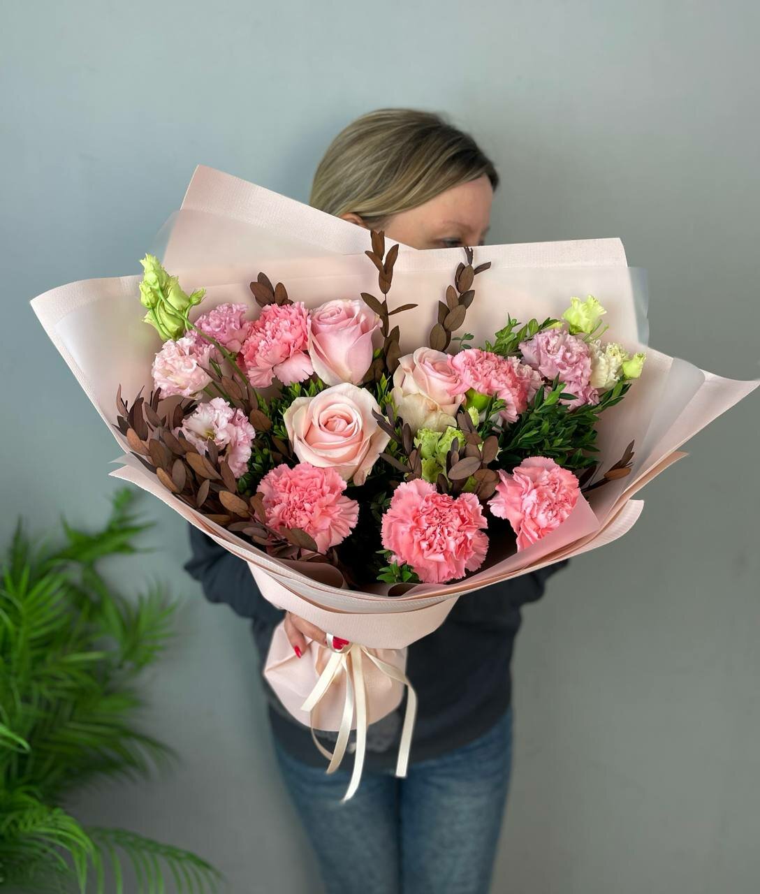 Букет цветов "Розовая роза и Гвоздика" BOTANIQUE FLOWER роза/гвоздика/эустома/эвкалипт, 11 цветов/премиум букет