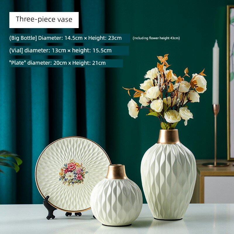 Ретро керамическая ваза с ромбовидным узором в слоновой кости белом цвете с цветочной композицией из слоновой кости