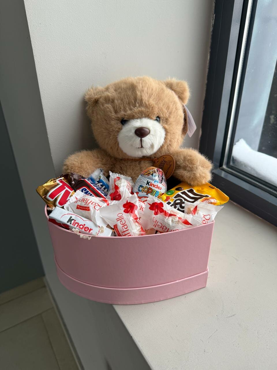 Конфетный набор от Sweet Berry "Мишкины сладости" с плюшевым медведем в подарочной коробке сердце