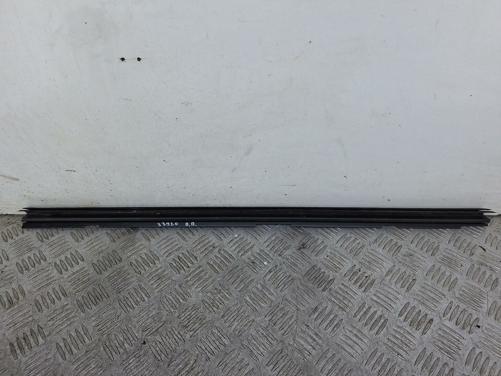 Молдинг стекла двери передней правой Volkswagen Golf 5 2007 1K5837473