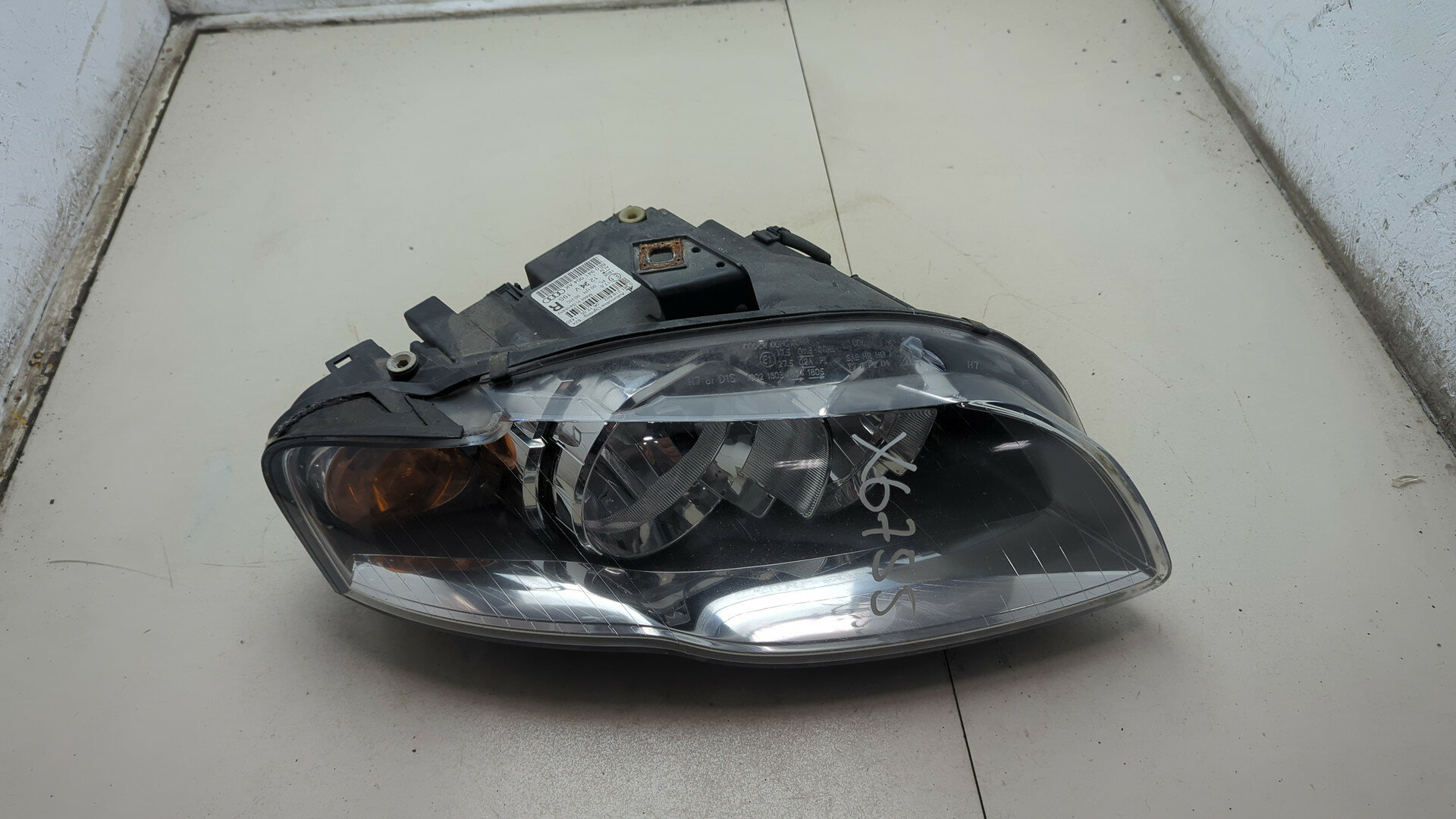 Фара (передняя) правая Audi A4 (B7) Б/У