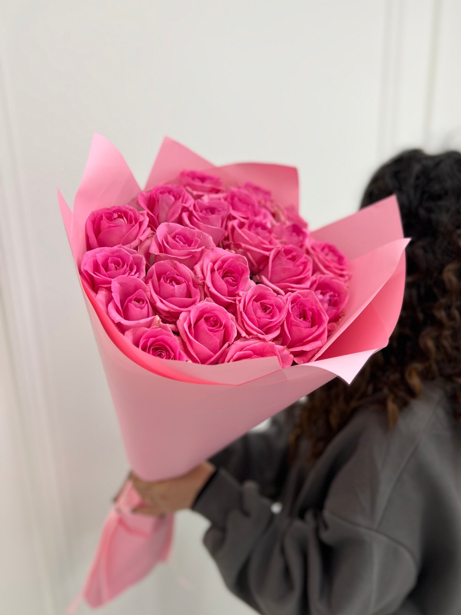 Гламелия цветы Нежный Акцент: монобукет из 21 розы Revival в розовой упаковке – купить свежие цветы с доставкой в Москве