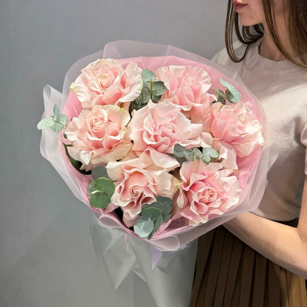 Букет FlowerLand, французские розы, розовые, с эвкалиптом, в аквабоксе
