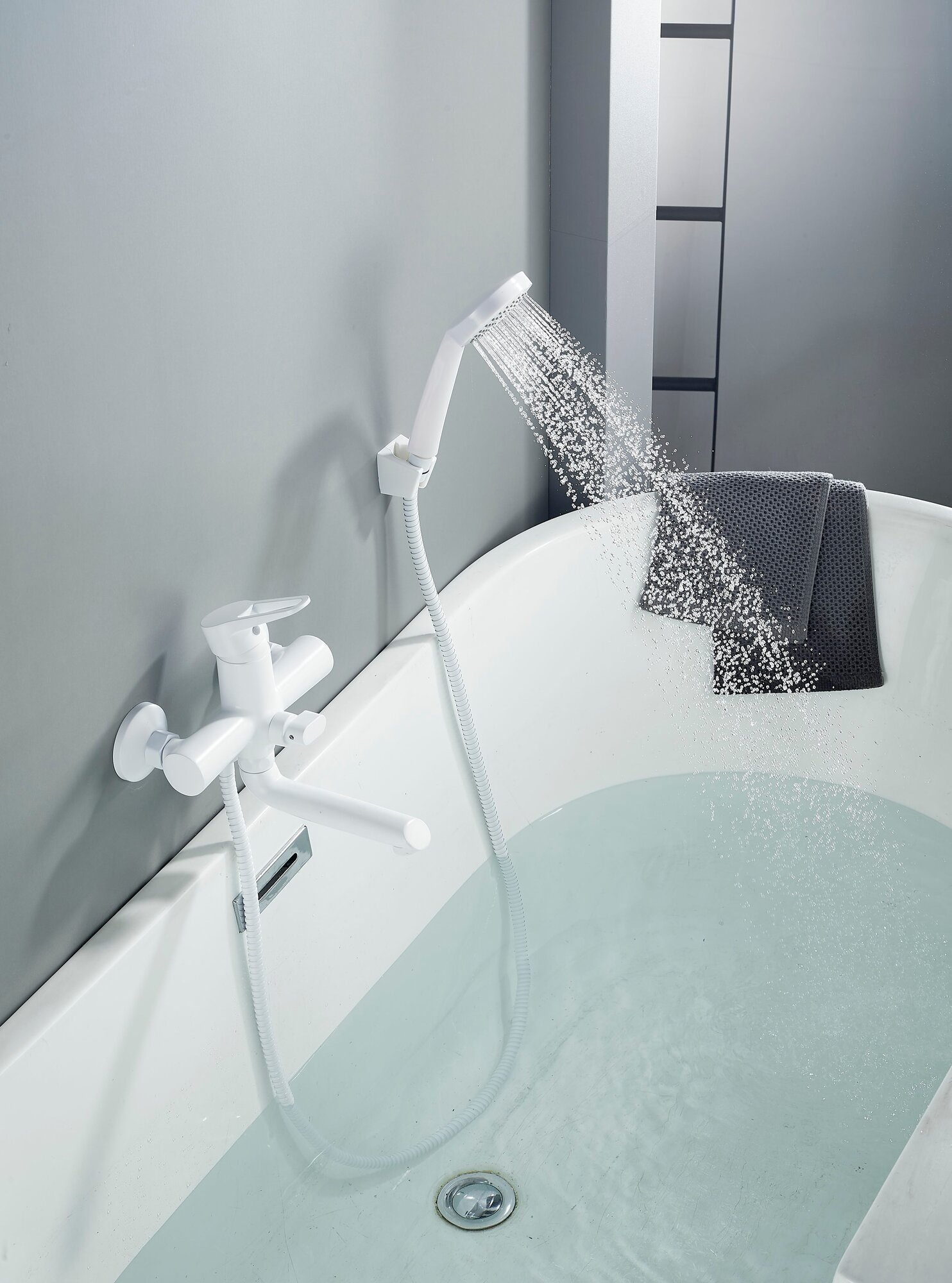 Смеситель для ванны с коротким изливом 17 см ALOUTE, однорычажный, переключатель на корпусе, белый