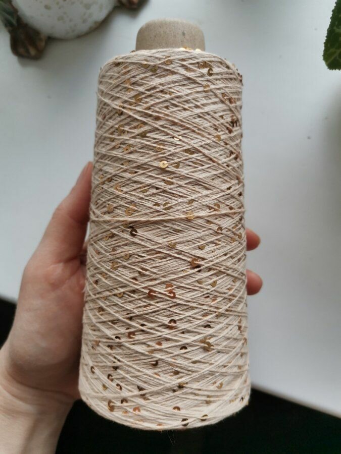 Пряжа Пайетки 3мм на хлопке - 028 светлый песочный с золотыми пайетками.