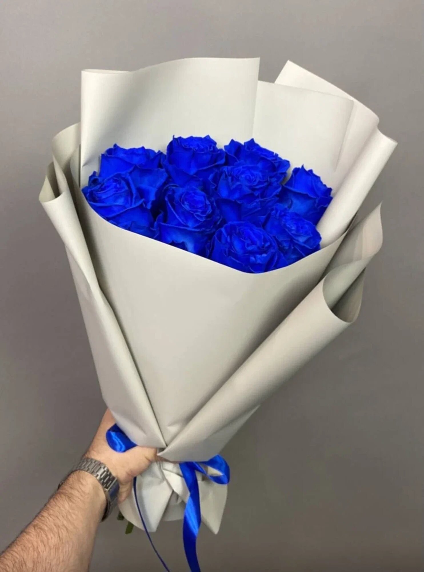 Монобукет, розы, на стеблях, оберточная бумага под ленту, цвет синий, 9 цветов