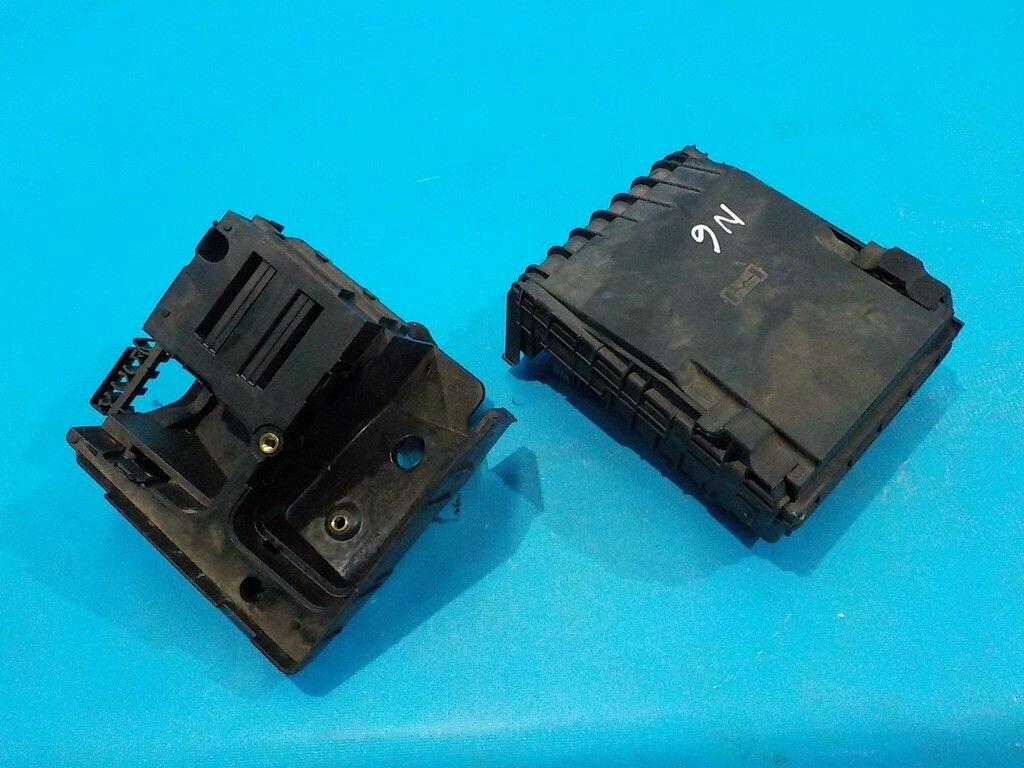 Блок предохранителей под капотом VOLKSWAGEN Passat B7 2011-2015 3C0937125 - Б/У