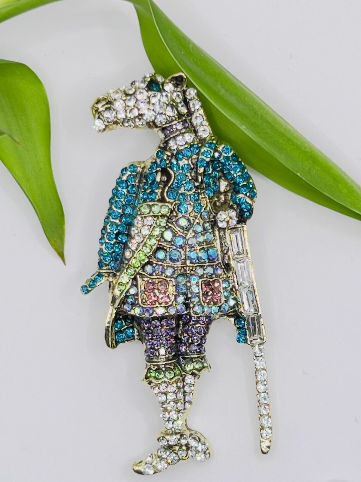 Брошь, стразы