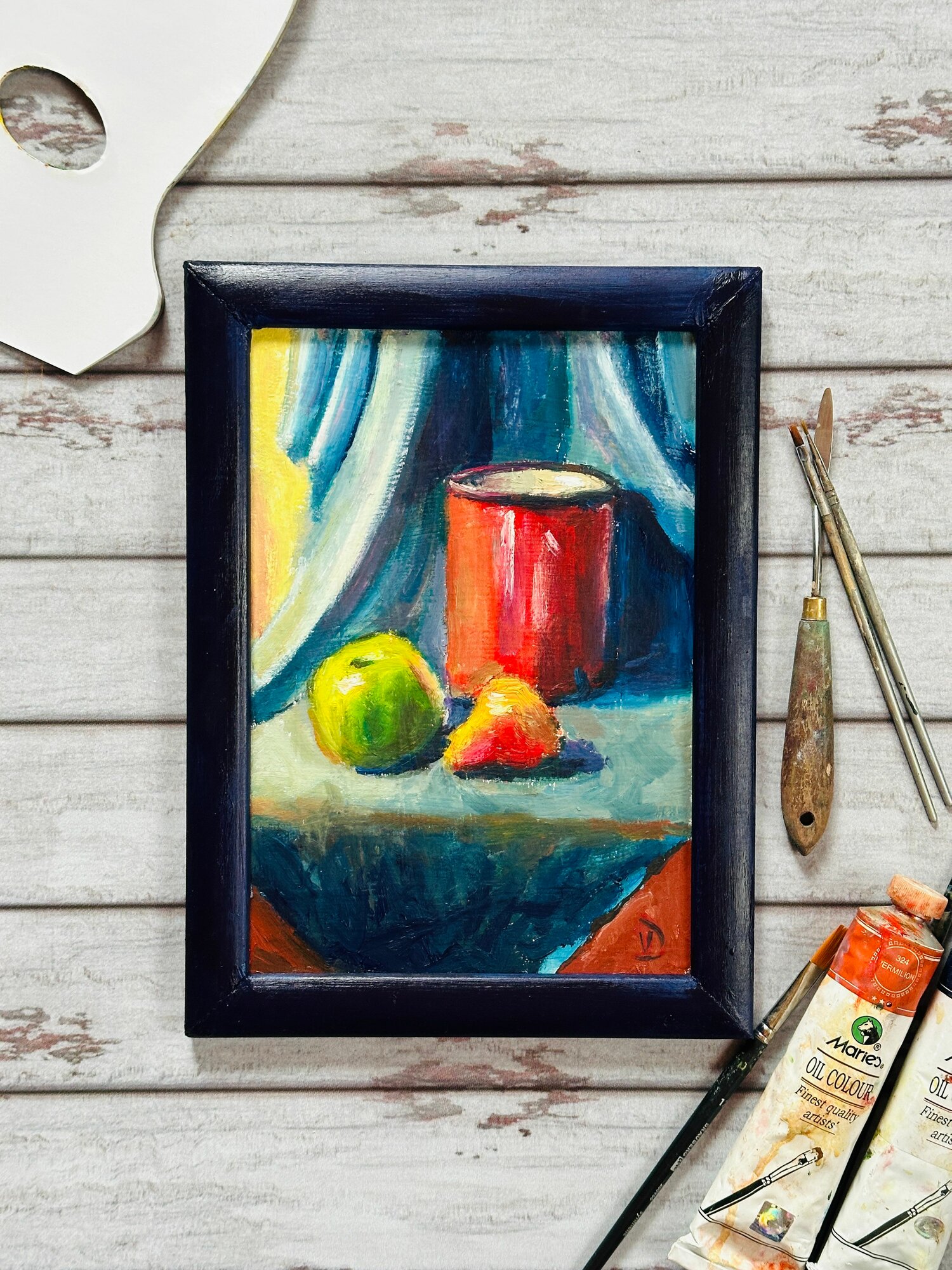 Картина в рамке натюрморт с яблоком и кружкой
