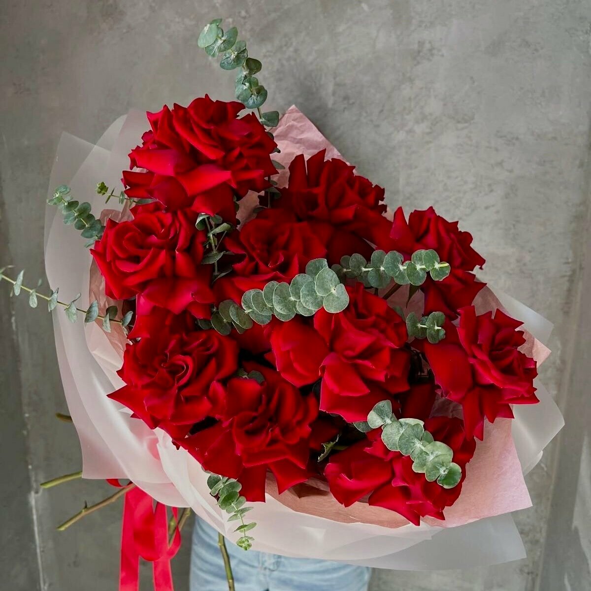 Букет из красных французских роз 11 шт с эвкалиптом, красивый букет цветов, шикарный, премиум цветы, премиум букет