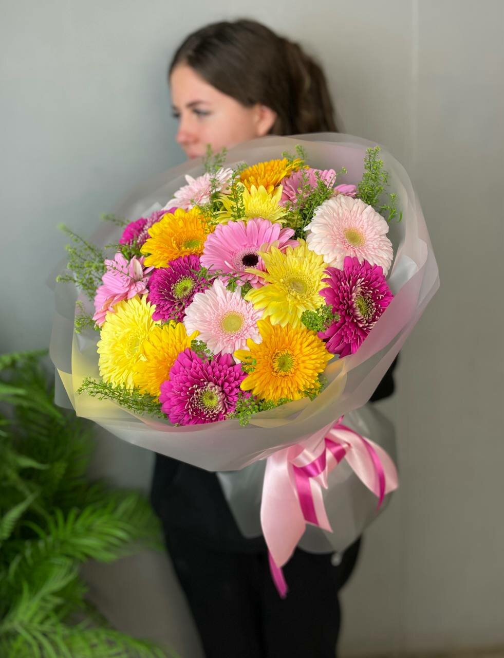 Букет цветов 25 ярких гербер микс разноцветный в дизайнерской упаковке / пышный красивый букет для мамы, дочки, подруги