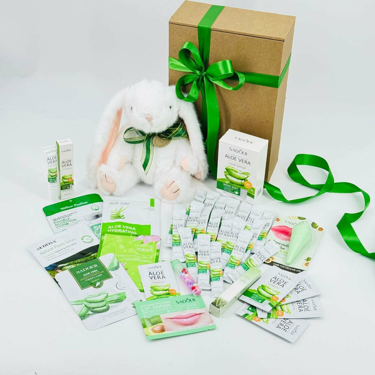 Подарочный набор косметики бьюти бокс Aloe Vera с мягкой игрушкой зайчик для девушки на 14 февраля, 8 марта