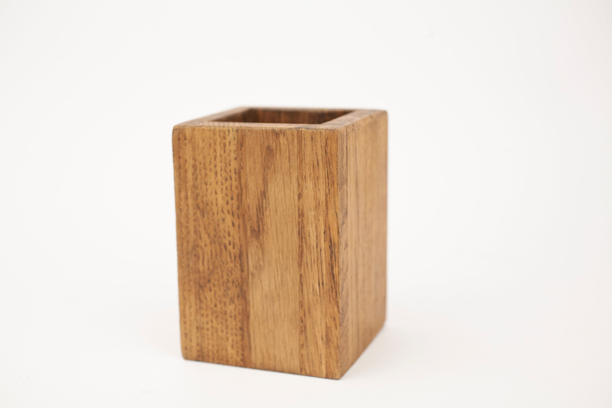 Карандашница из древесины дуба