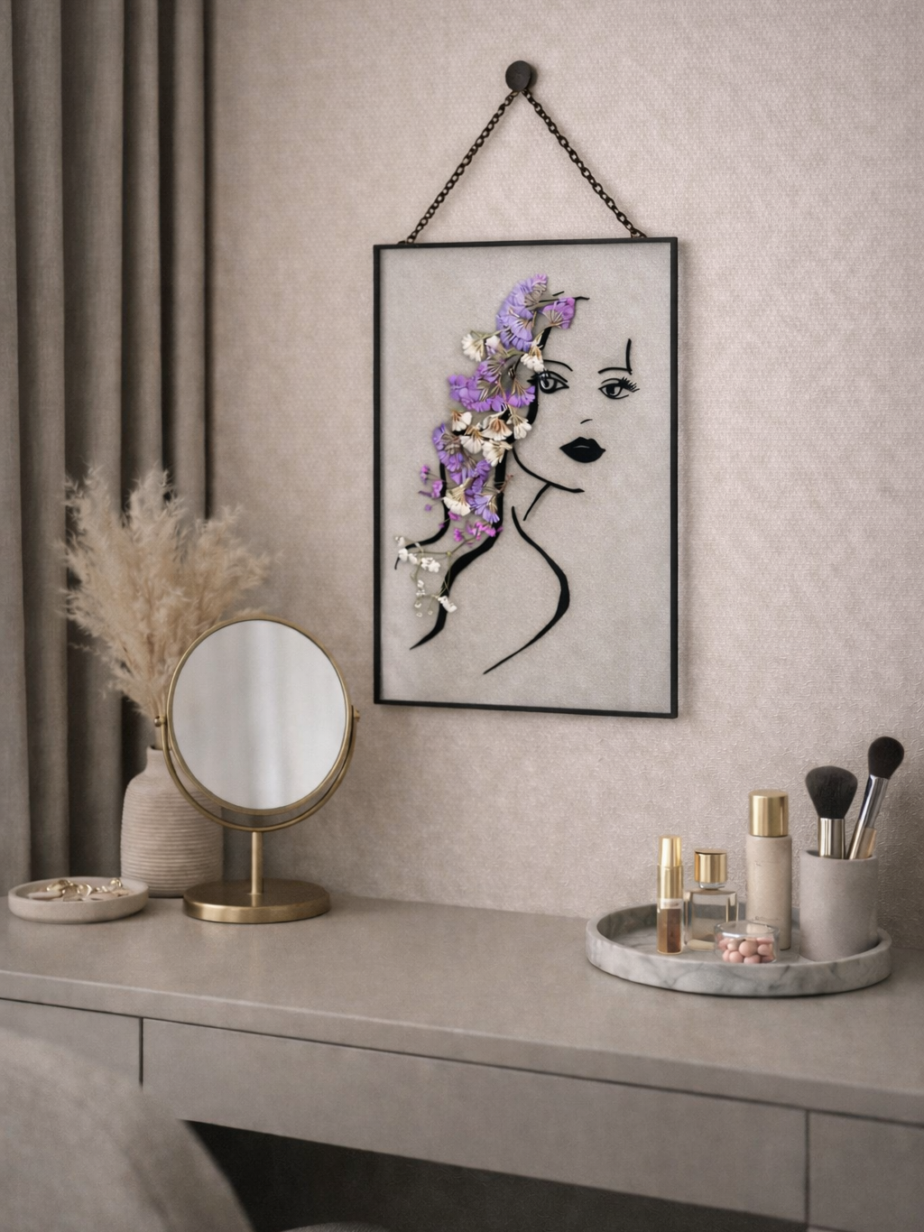 Картина из натуральных цветов «Женский силуэт» в стекле — настенное панно в черной раме