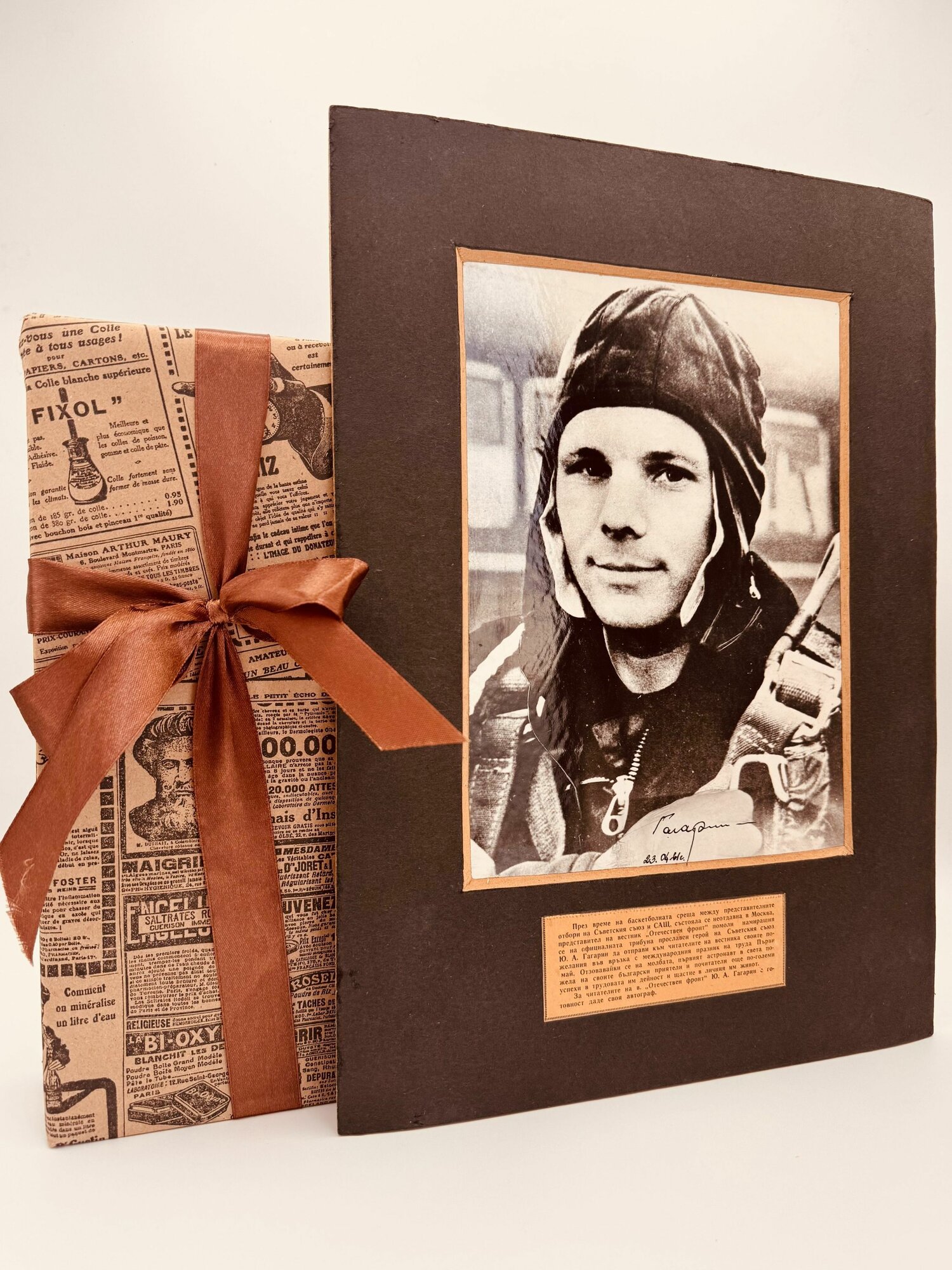 Автограф Юрия Гагарина на большой фотографии, с интересным провенансом. Редкий, коллекционный автограф Первого Космонавта Планеты от 23 апреля 1961 года.