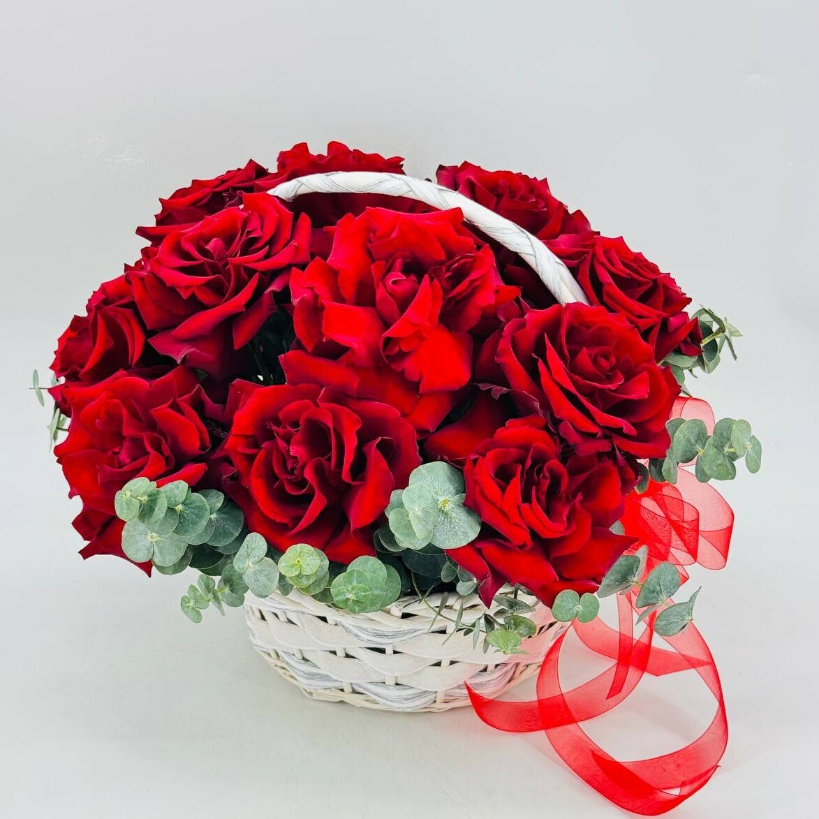 Корзинка с пышными красными французскими розами Explorer