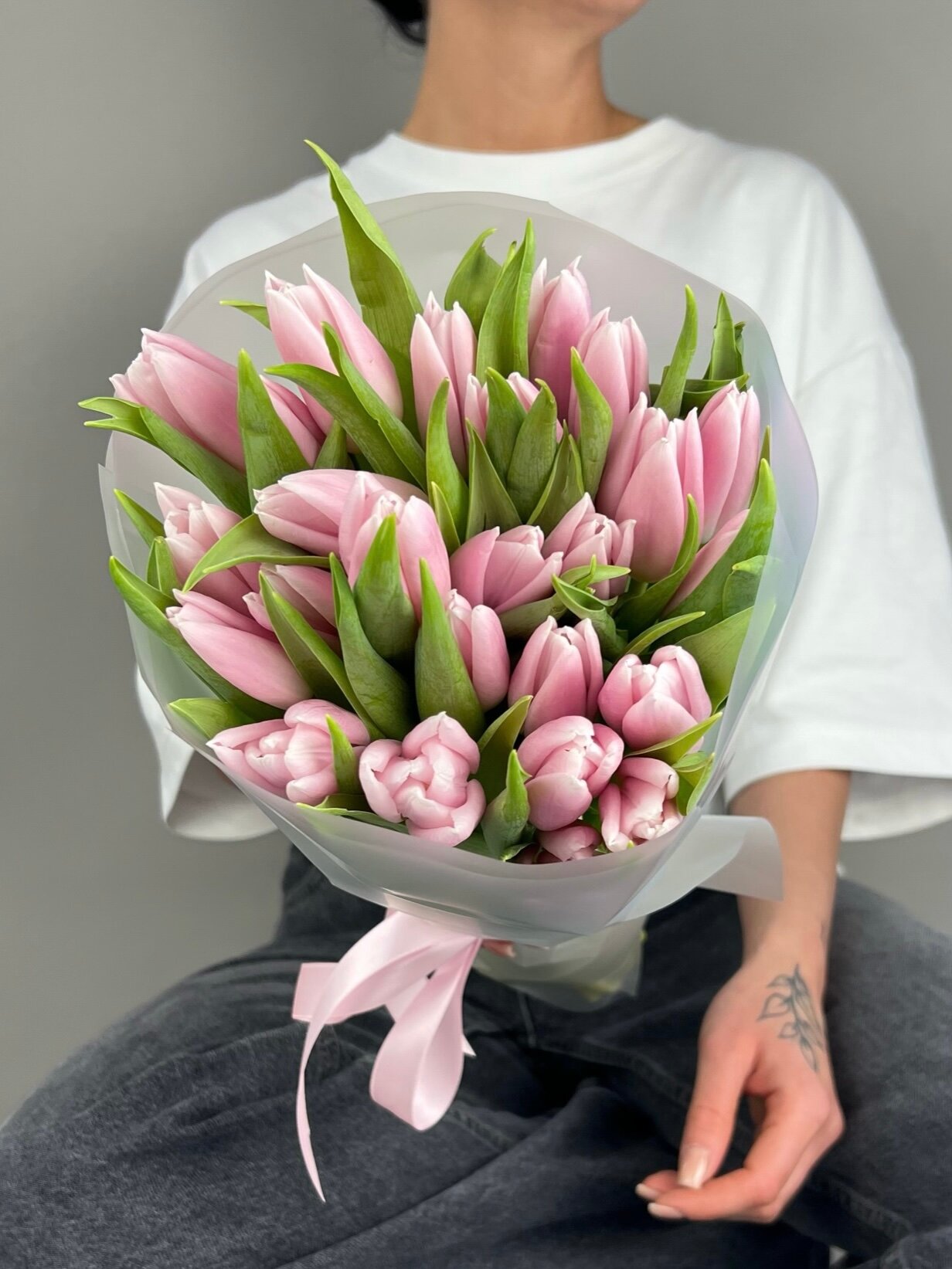 Моно букет из тюльпанов 25шт розовые в упаковке на 8 марта цветы