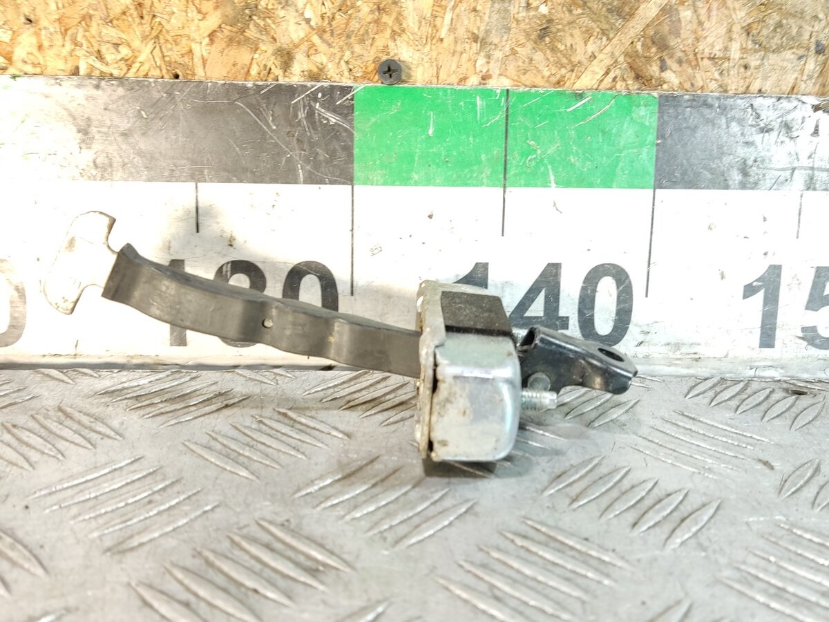 Ограничитель двери передний TOYOTA Corolla e150 6861012200