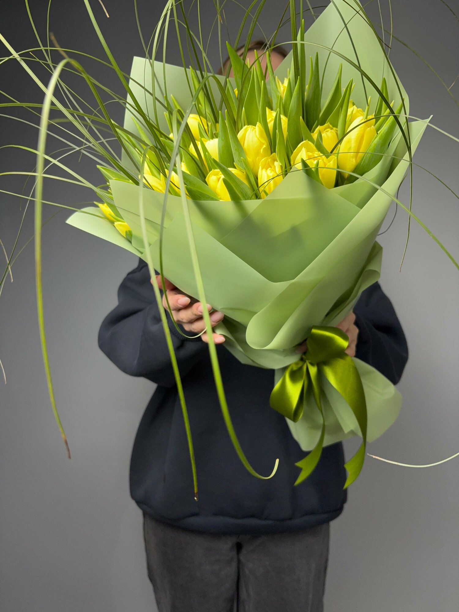 Солнечный фреш: 25 жёлтых тюльпанов и берграсс – FRESH FLORA купить свежие цветы с доставкой