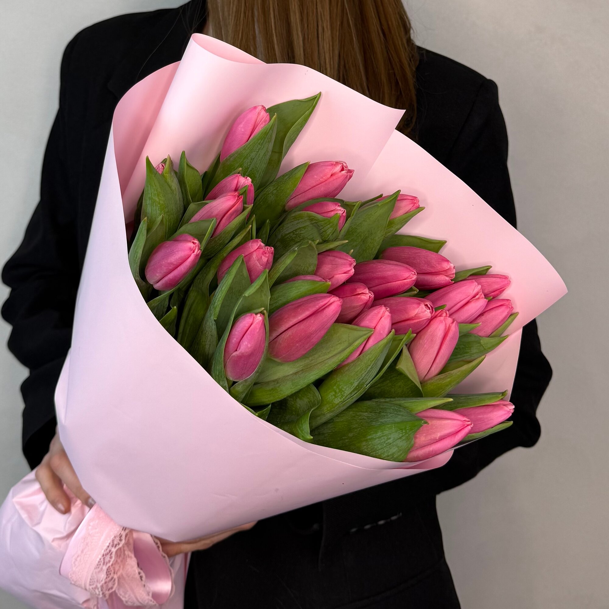 Букет из розовых тюльпанов 25 штук в подарочной упаковке