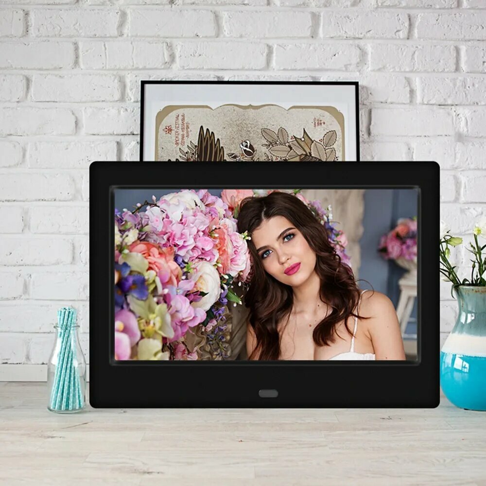 Фоторамка электронная черная с 7 дюймовым экраном для демонстрации фото и видео