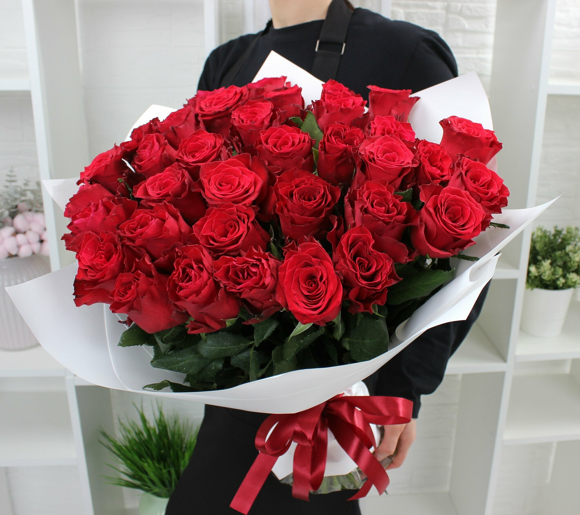 Монобукет THE FLOREAL красная роза 35 штук, высота 40 см, с бантом