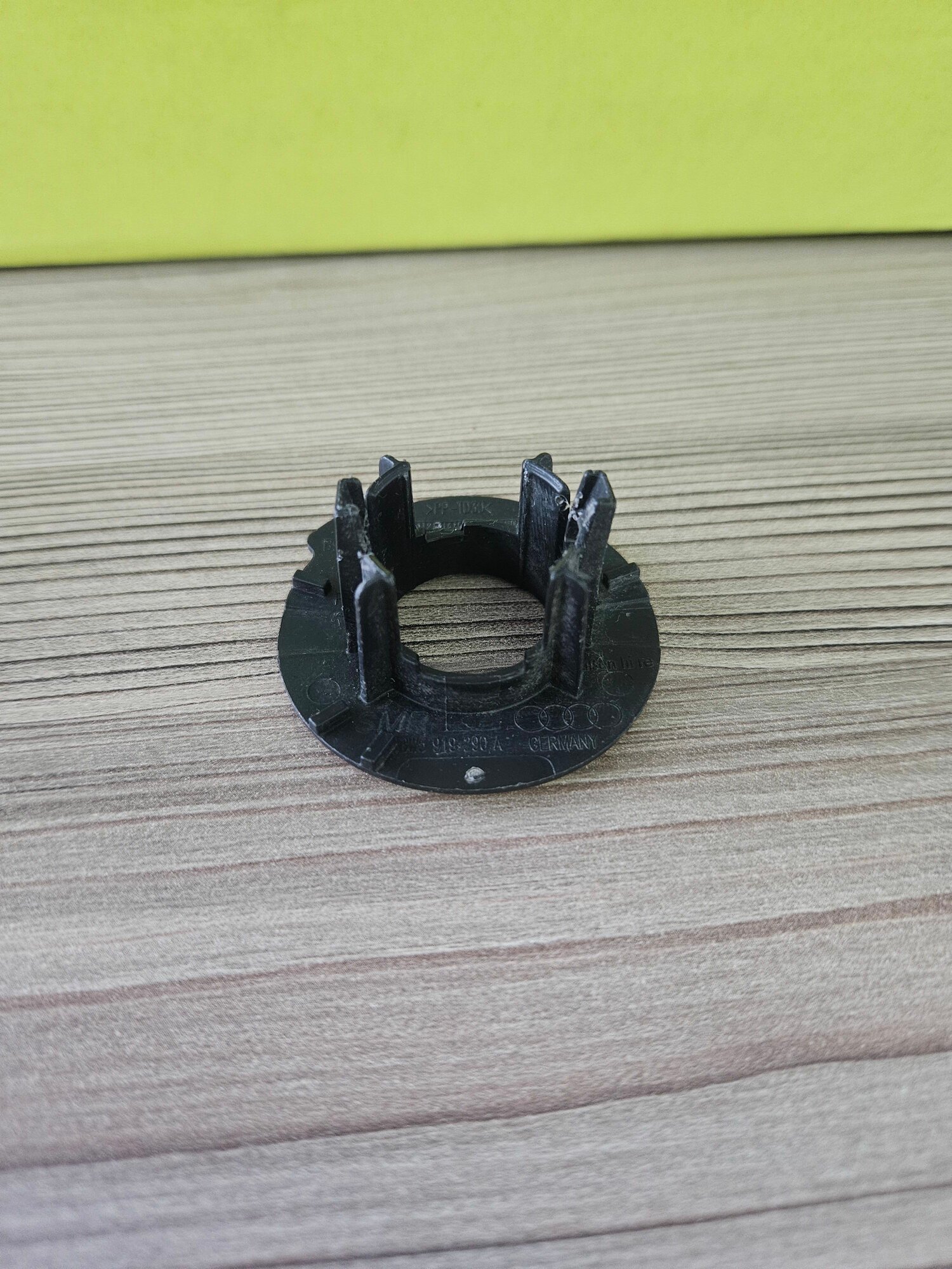 Кронштейн крепления датчика парковки задний Audi A4 B9 8w5919290a