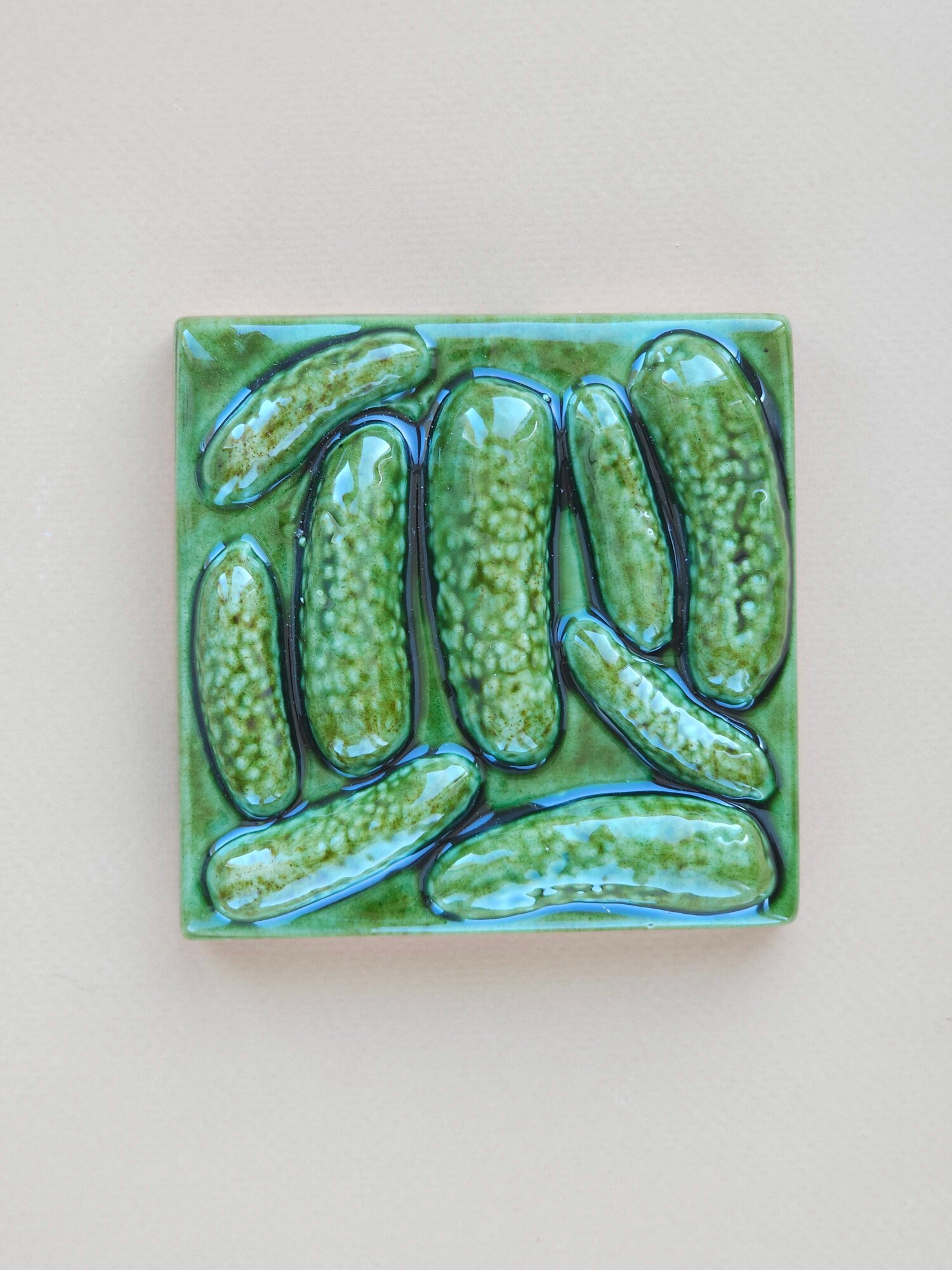 Огурчики. Дивный урожай. Панно, изразец, настенный декор, плакетка, украшение настенное интерьерное. Ярославская майолика. Керамика ручной работы. Сделано в России.