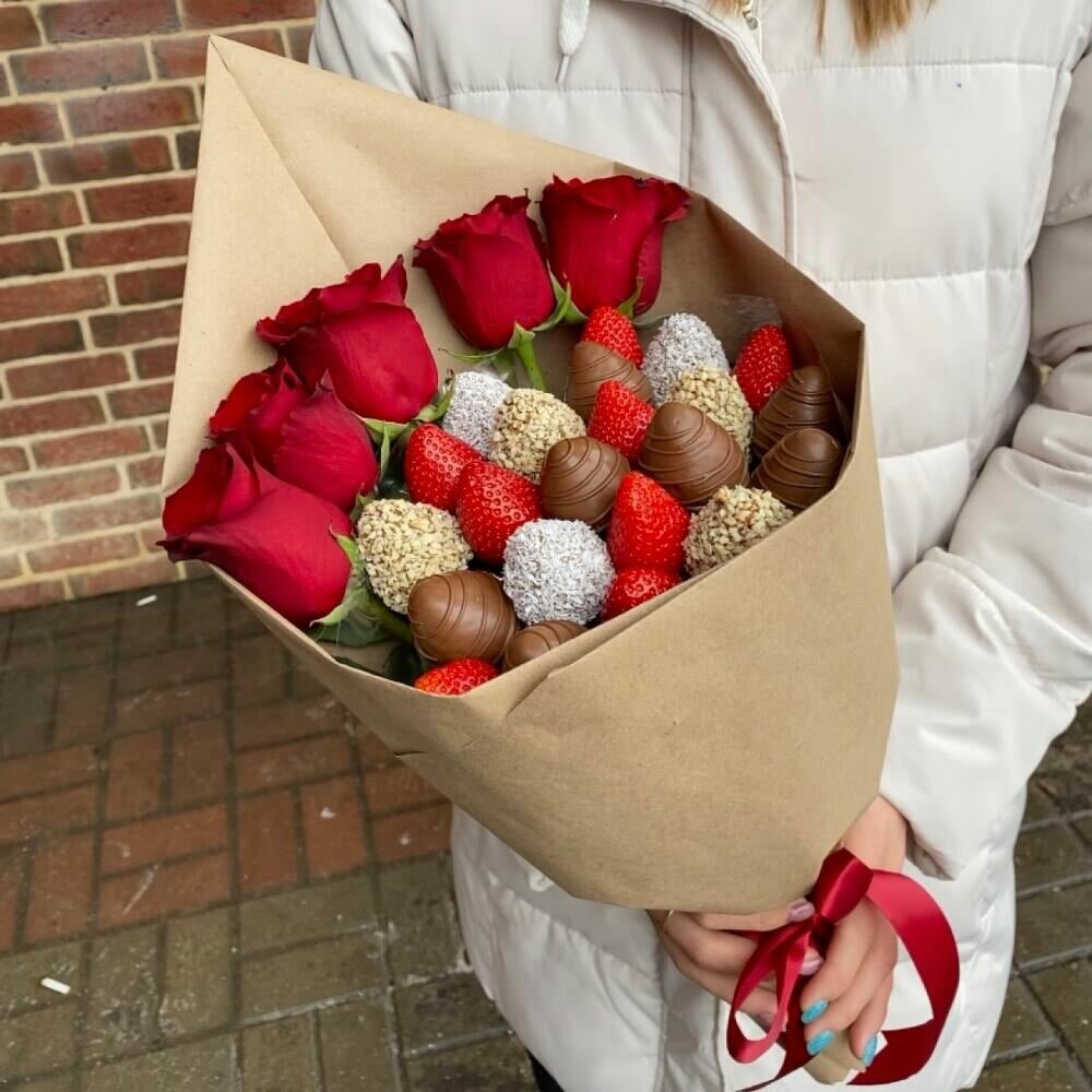 Букет из клубники в бельгийском шоколаде с розами, Крафт М микс