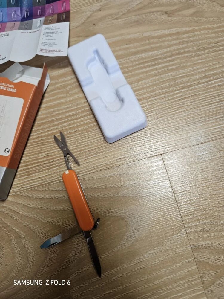 Складной нож-брелок оригинал туристический Victorinox Classic SD Colors, 58 мм, 7 функций, "Mango Tango" 0.6223.83G швейцария