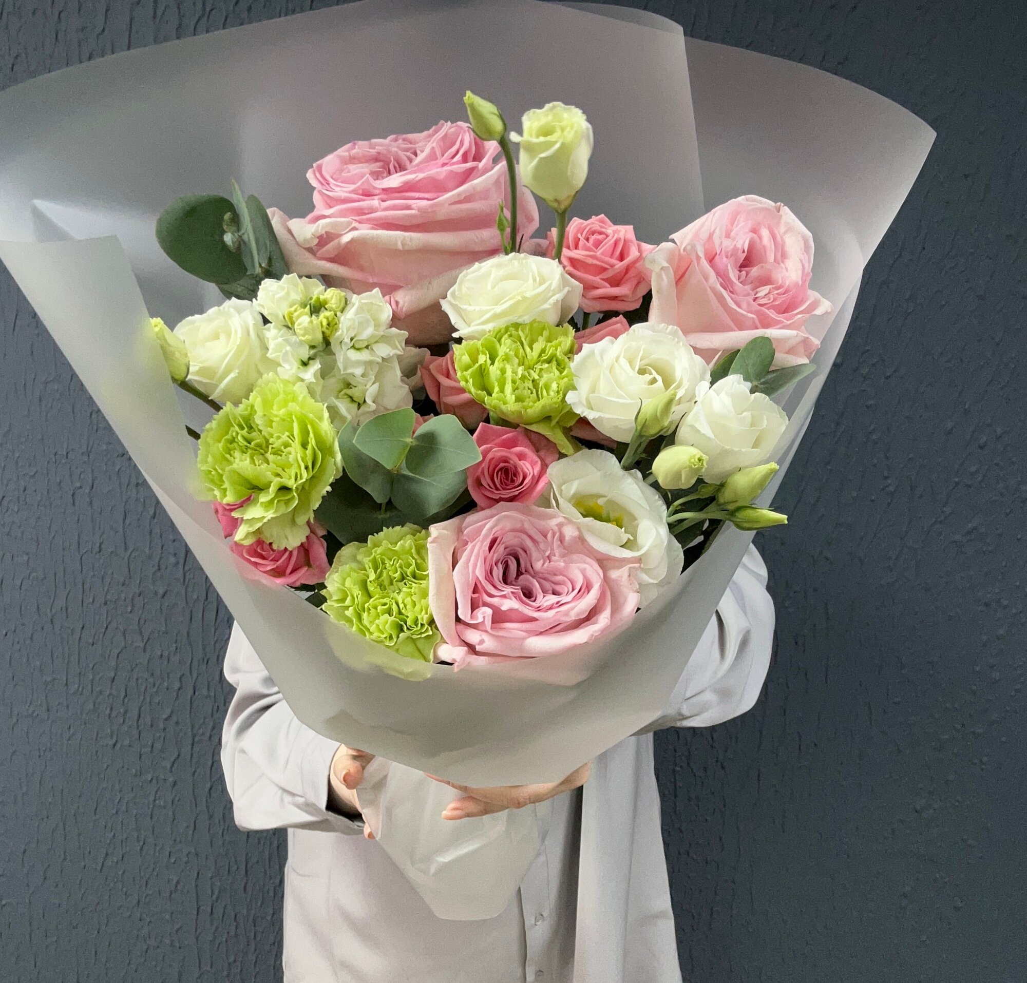 Букет из садовой пионовидной розы, гвоздик и эустомы в дизайнерской упаковке