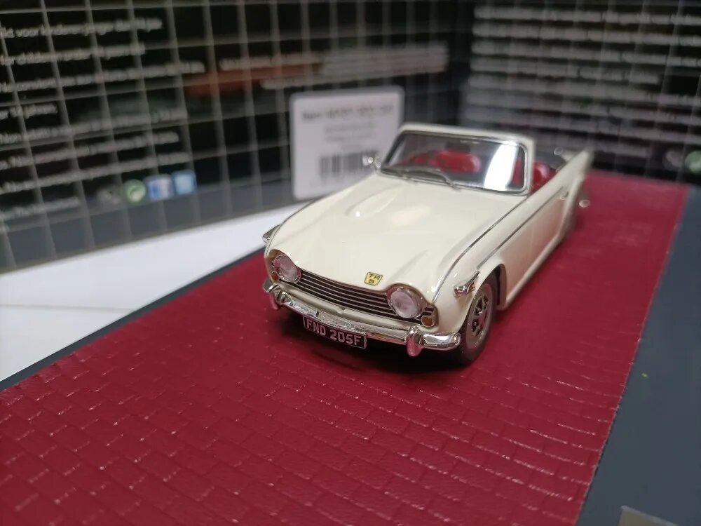Модель Matrix Triumph TR5 P1 1968 белого цвета