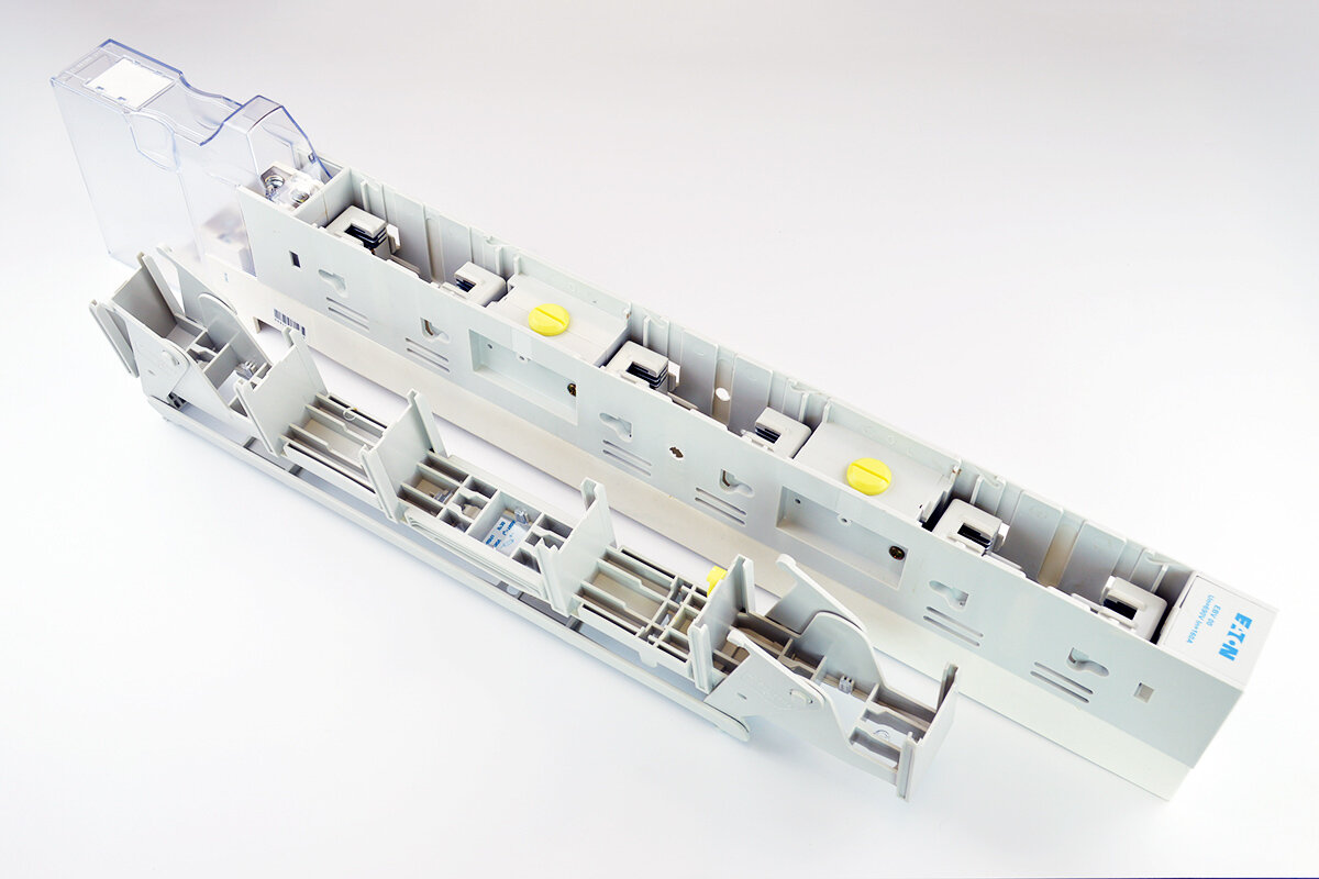 Выключатель BUSSMANN EBV0033TS8 Вертикальный выключатель-разъединитель NH шины 185мм 160А коммутация 3-х фаз 1шт