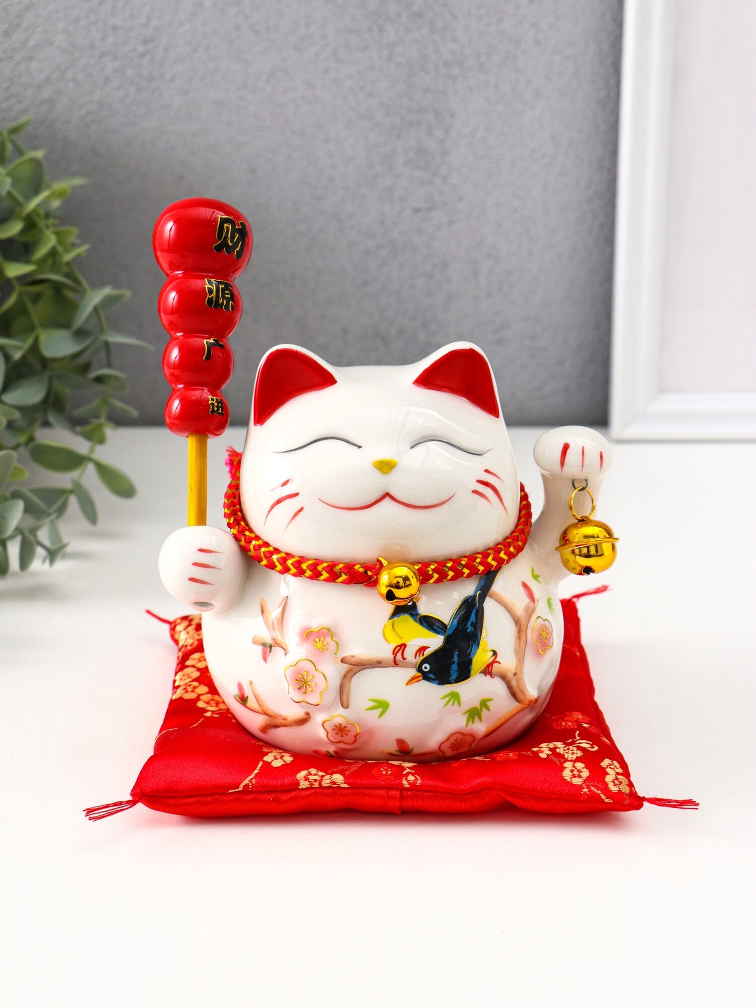 Копилка керамика "Кот манэки-нэко на коврике с колокольчиками" 12,5х13х10,5 см