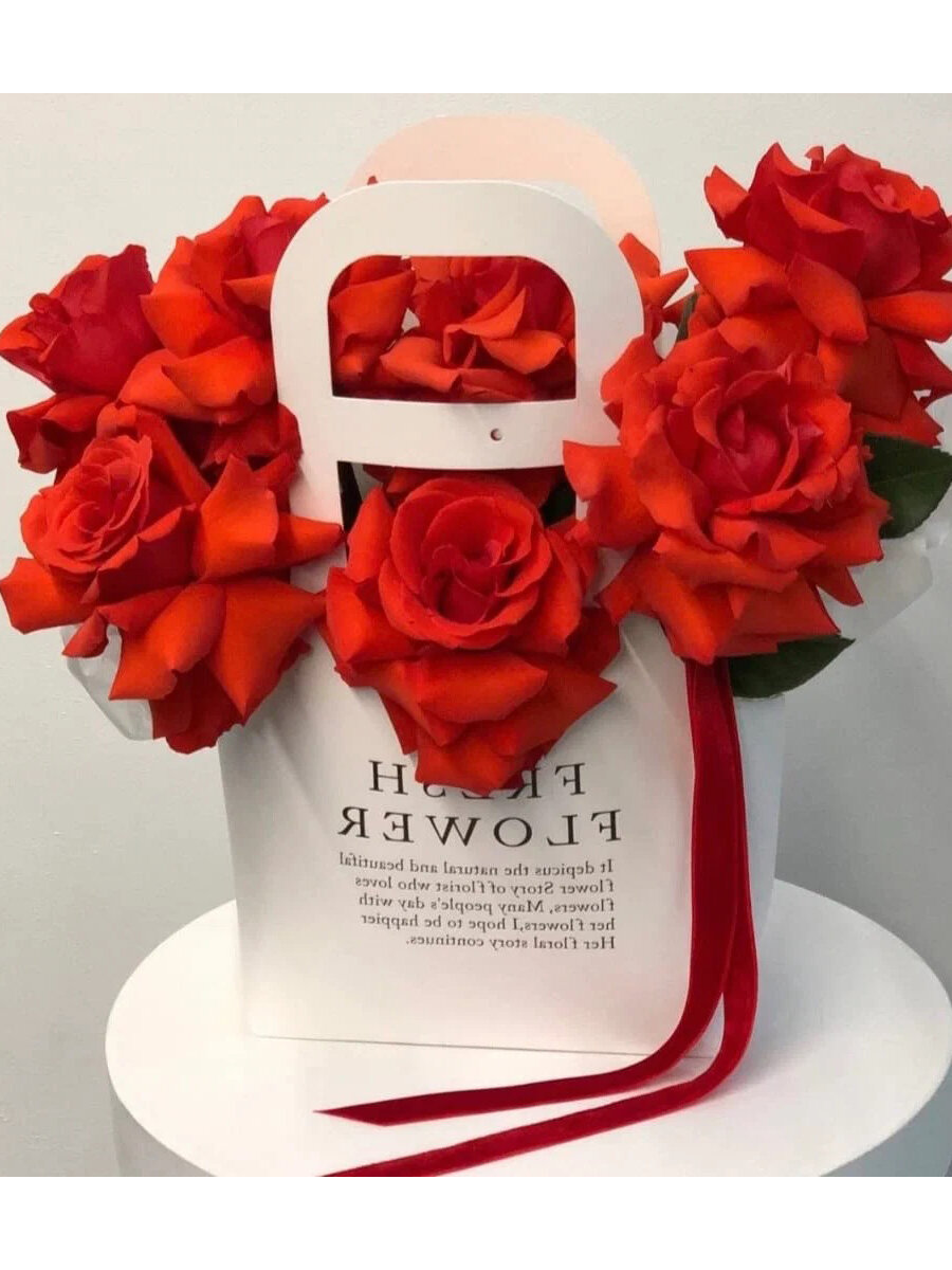 Букет живых цветов N1flor из 7 красных французских роз в стильной упаковке-сумочке, 30 см.