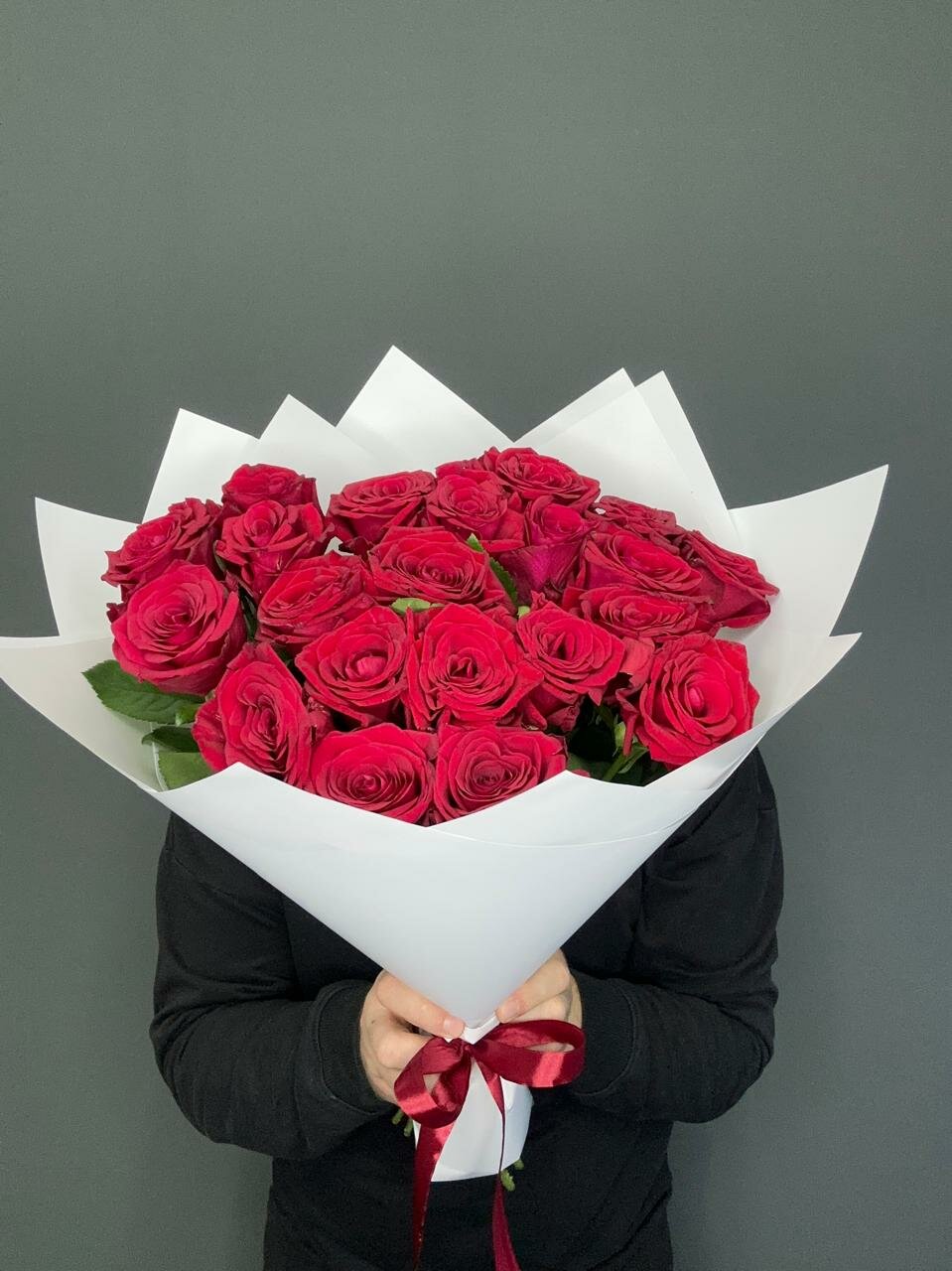 Букет из 21 красной розы 60см