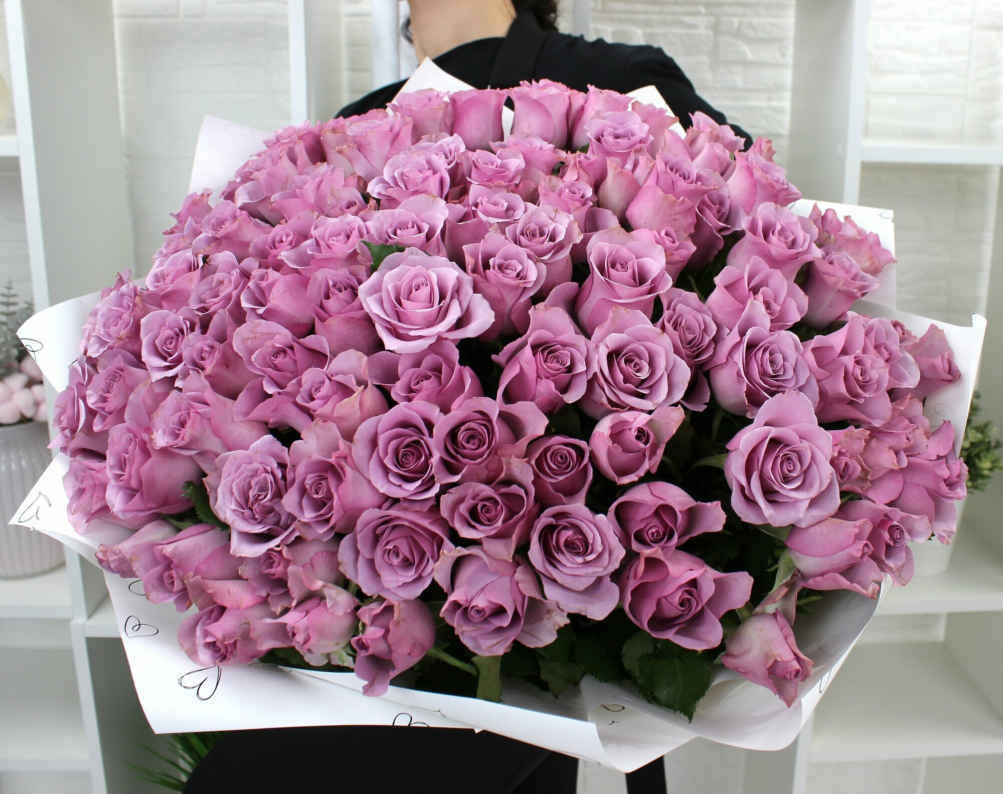 Монобукет THE FLOREAL сиреневая роза 101 штука, высота 40 см, с бантом