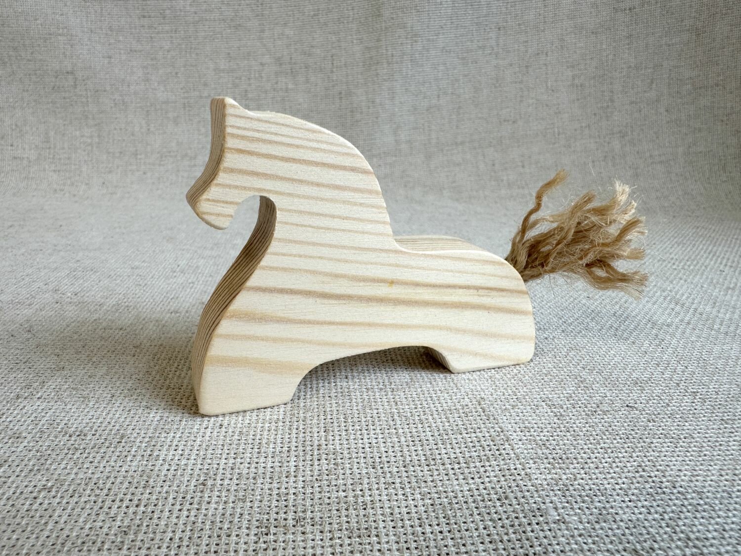 Фигурка лошадка с пушистым хвостом под роспись