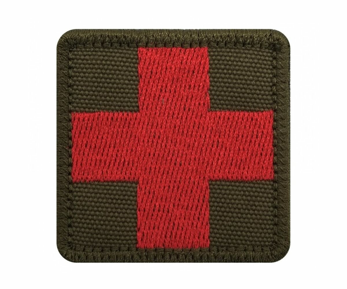 Шеврон "Крест медика", вышивка, 50x50 мм (красный, фон олива)