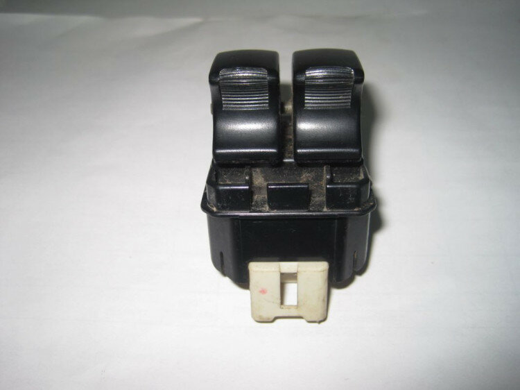 Кнопка стеклоподъемника двери передней левой 96563826 96563824 621W04750 96663853 Дэу Матиз