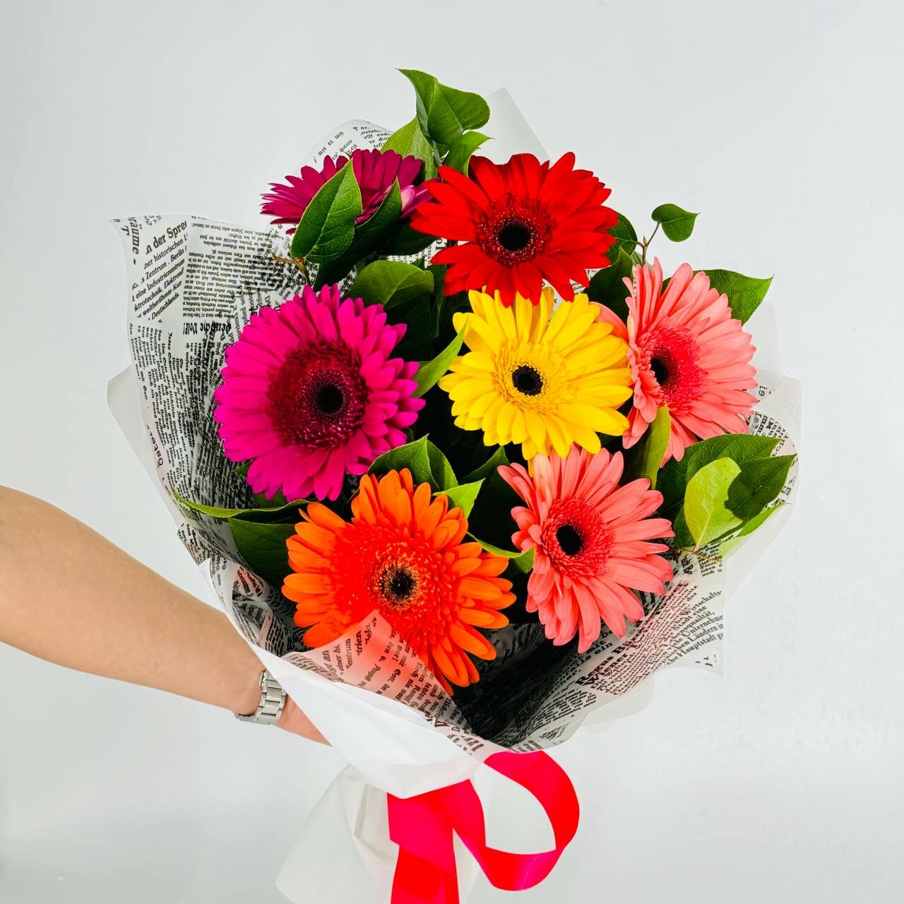 Букет из разноцветных гербер в дизайнерской упаковке