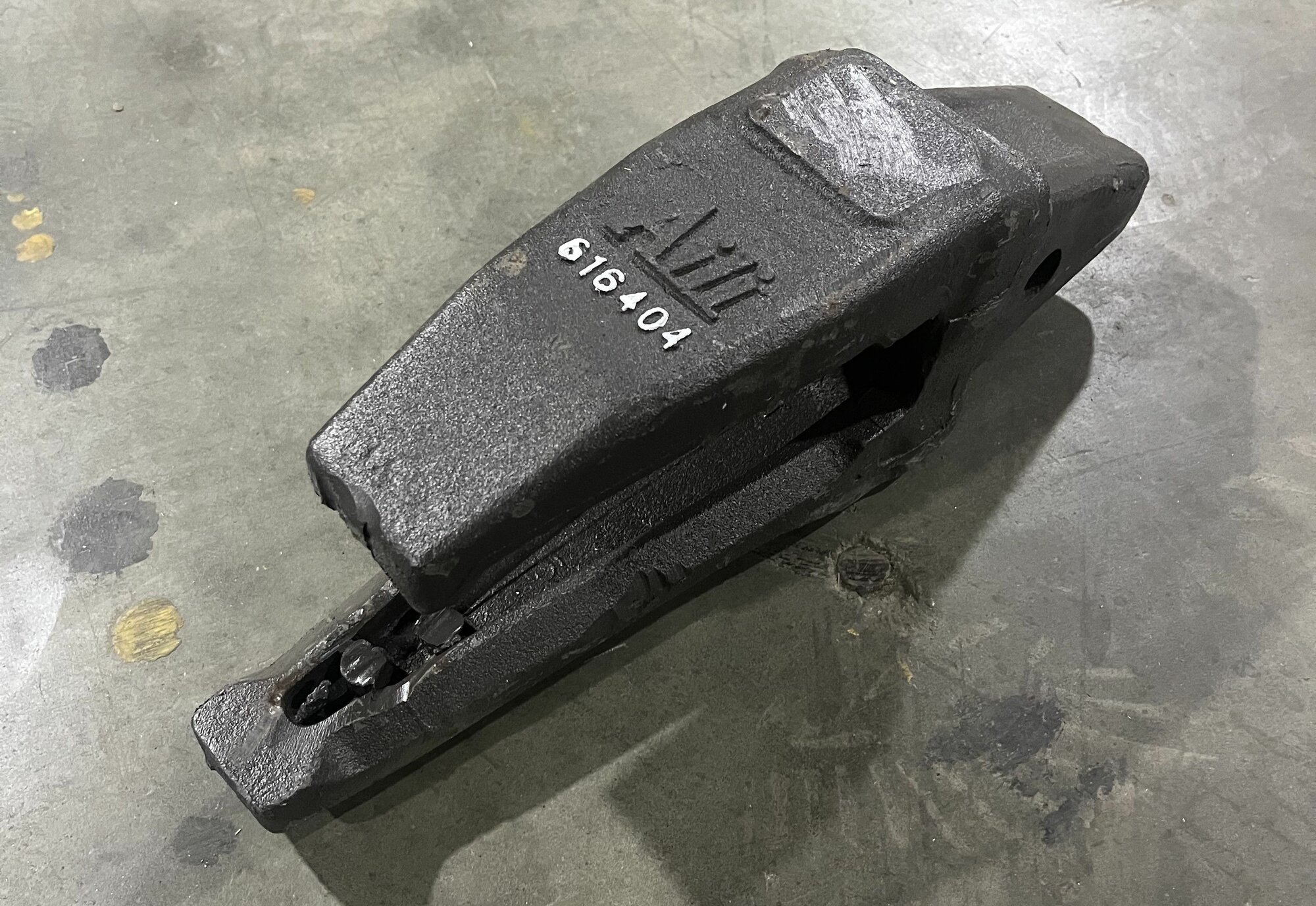 Адаптер ковша экскаватора E325-50, 6i6404 AILI для Caterpillar J400 (50 мм) прямая кромка