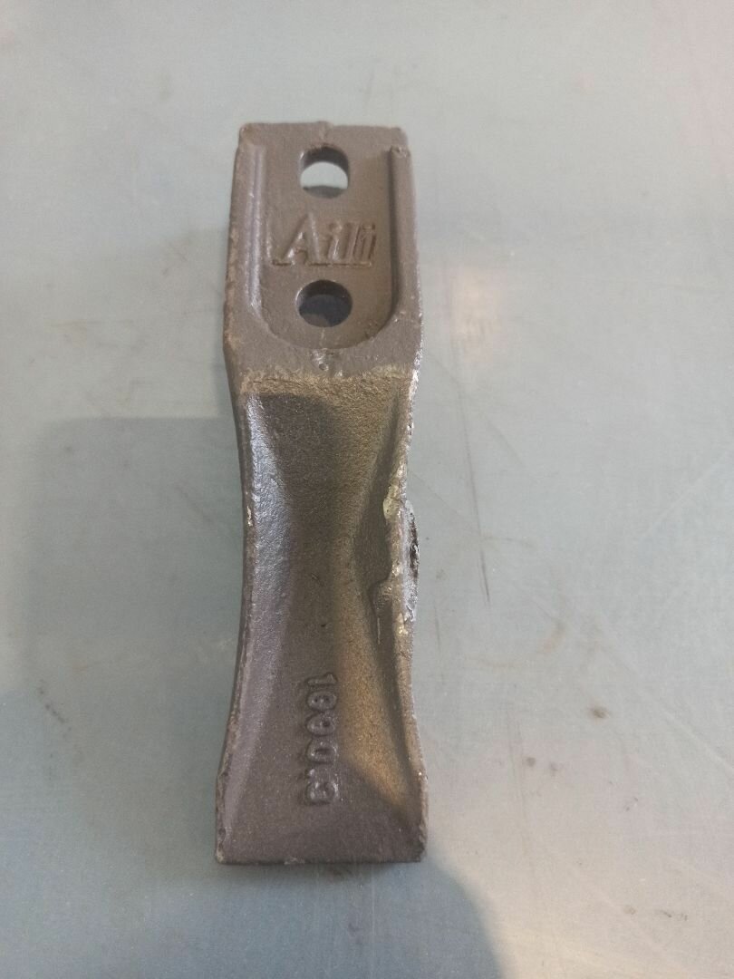 Зуб ковша центральный 7000986 (E11.1) Aili для погрузчика BOBCAT