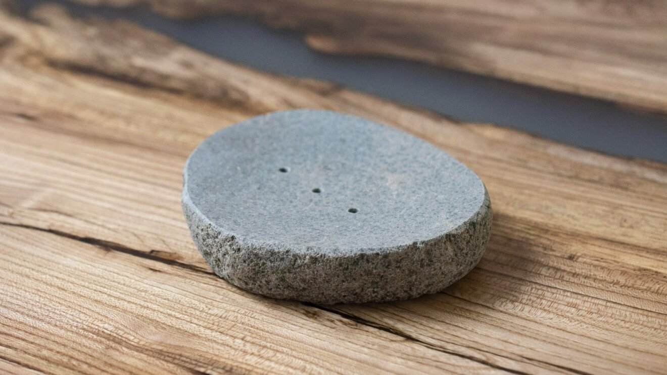 Мыльница для ванной Piedra M332 из речного камня гранита Gris с природной фактурой Natural