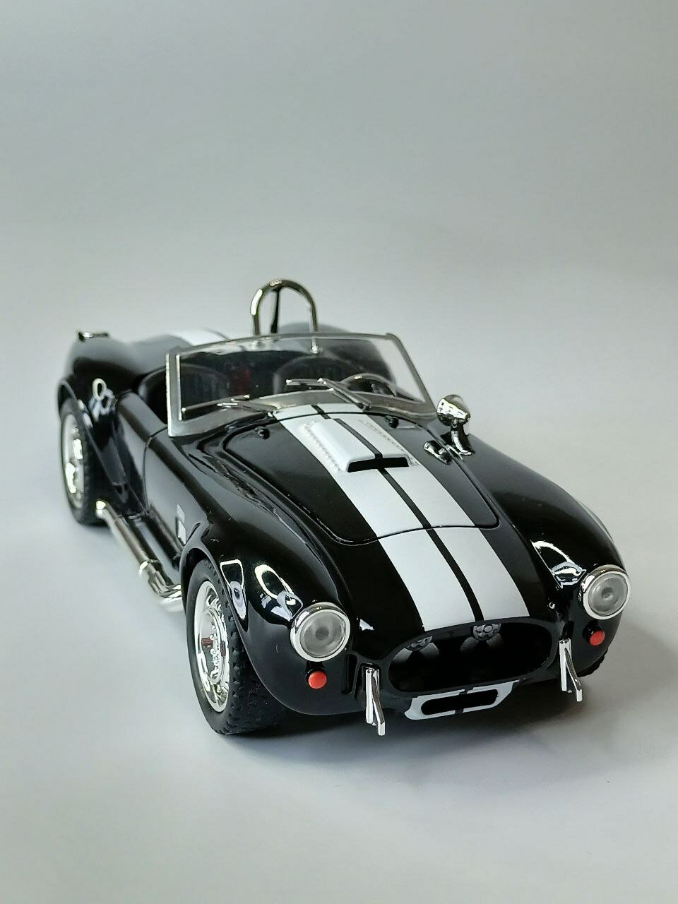 Коллекционная машинка игрушка металлическая Ford Shelby Cobra 1965 масштаб 1:24 масштабная модель 1:24 черный