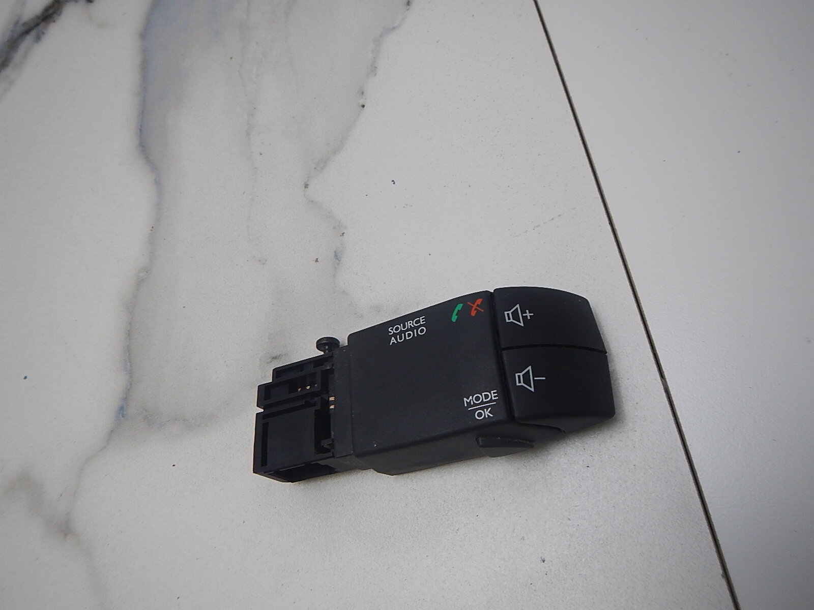 Б/У Переключатель, Nissan (Ниссан)-TERRANO (13-) NISSAN TERRANO (13-) подрулевой управления магнитолой Потертости. 621131...