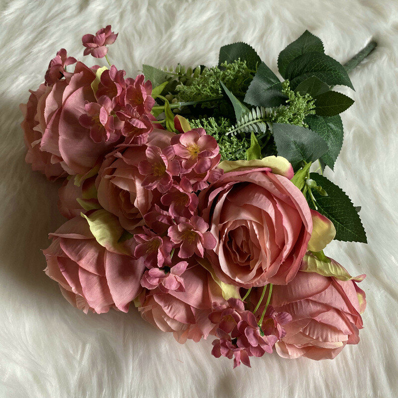 Свадебное оформление в винтажном стиле с искусственной зеленью и розами, красная роза