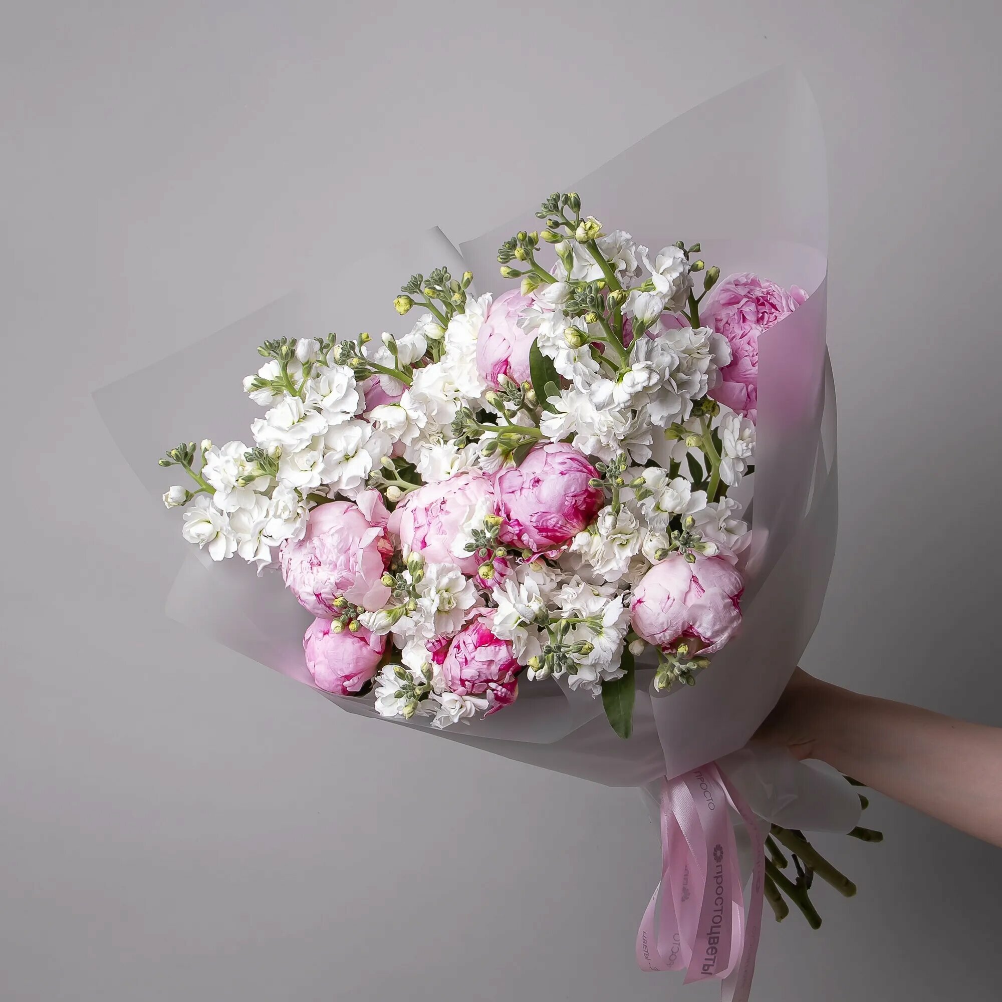 Дуобукет из розовых пионов и белой маттиолы в коробке и аквабоксе от "Простоцветы"